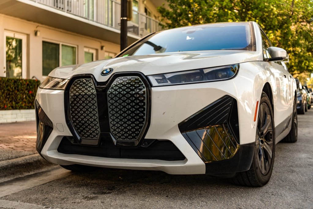 Noul BMW iX: Inovație în design, performanță și eficiență energetică